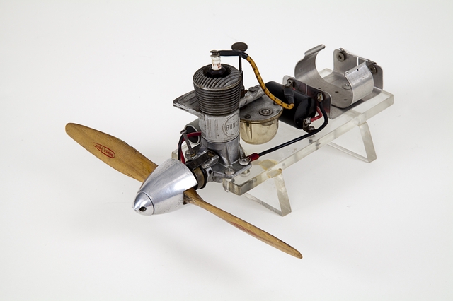 Objects | model airplane engine: Bunch Mighty Midget | SFO Museum