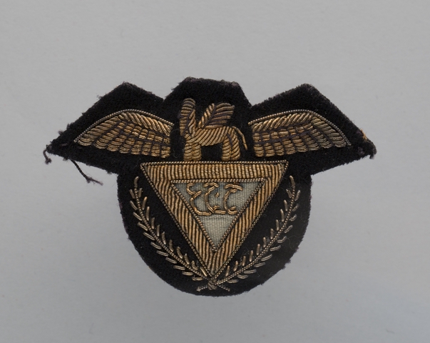 Objects | flight officer cap badge: Iraqi Airways | SFO Museum