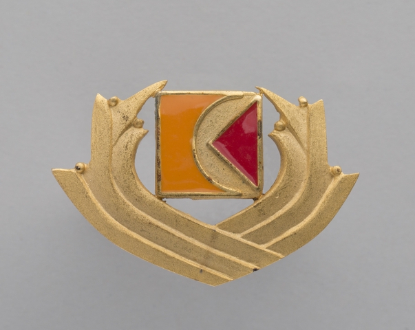 Objects | flight officer cap badge: CP Air | SFO Museum
