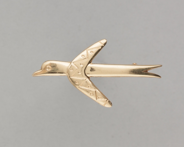 Objects | air hostess hat badge: Ansett-ANA | SFO Museum